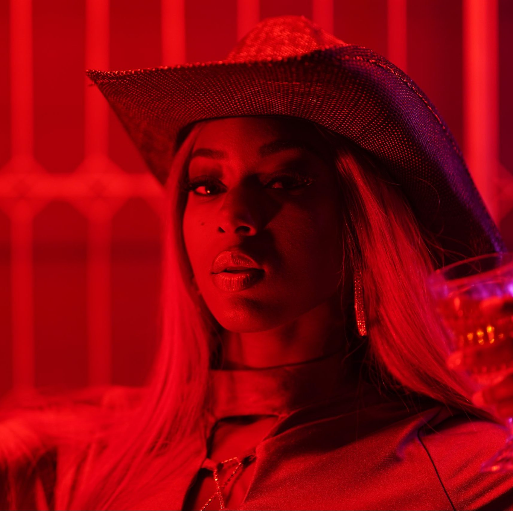 Reyna Roberts Releases New Single "One Way Street"